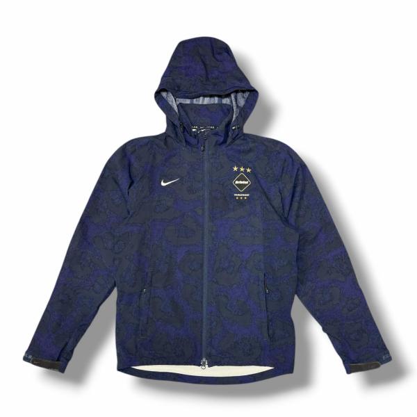 ブランド：F.C.Real Bristol（エフシーレアルブリストル） × NIKE（ナイキ）商品名：PACKABLE STORM-FIT RAIN JACKET型番：716113-540特徴：ナイキ独自の「Storm-FIT」テクノロジー...