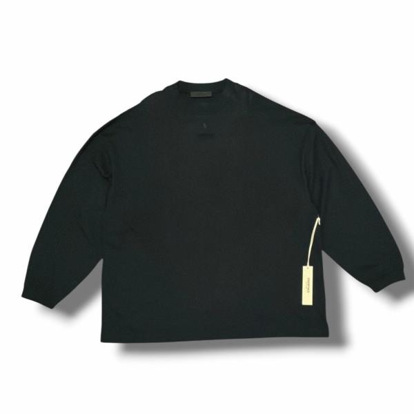 ブランド： FEAR OF GOD ESSENTIALS（フィアオブゴッド エッセンシャルズ）商品名：LS TEE CORE特徴：フロントにさりげないロゴデザインが施され、首元が詰まったドロップショルダーのオーバーロングTシャツ。カラー：J...