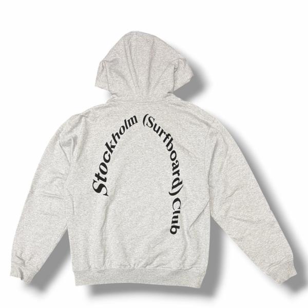 ブランド：STOCKHOLM SURFBOARD CLUB（ストックホルムサーフボードクラブ）商品名：バックロゴスウェットパーカー特徴：裏毛バックプリントフードドローコードフロントポケット参考上代：46200円カラー：グレー表記サイズ：L肩...