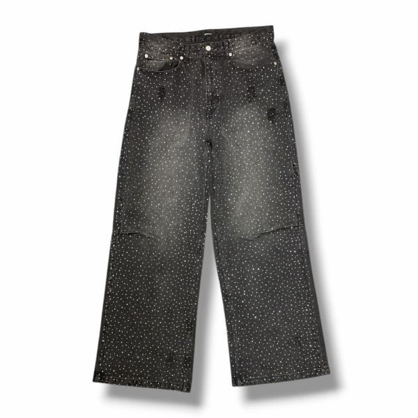 ブランド：BREATH（ブレス）商品名：2025AW SCRIPT LOGO FADE RHINESTONE DENIM PANTS型番：BR25AW-P1019特徴：ワイドシルエットヴィンテージ加工全体にラインストーンの装飾参考上代：44...