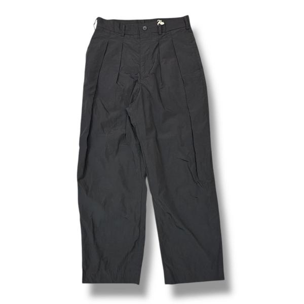 ブランド：POLYPLOID ?（ポリプロイド）商品名：WIDE TAPERED PANTS型番：29-B-11特徴：PFCフリーの撥水加工を施した、イタリアOLMETEX社の機能素材を使用。ポリエステルコットンのナチュラルなシワ感が特徴。...