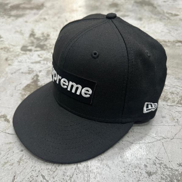 ブランド：Supreme（シュプリーム） × NEW ERA（ニューエラ）商品名：World Famous Box Logo 特徴：フロント刺繍ロゴサイドロゴ刺繍コラボモデルカラー：ブラック表記サイズ：7 8/3高さ：約13cm、頭回り：約...