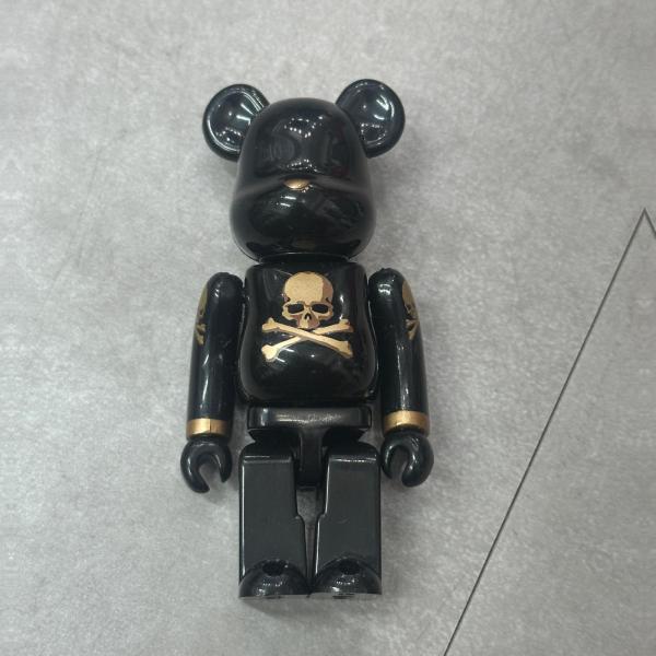 ブランド：MEDICOM TOY（メディコムトイ） × mastermind JAPAN（マスターマインドジャパン）商品名：BE@RBRICK 100%特徴：コラボモデル100％カラー：ブラック表記サイズ：F高さ：約7.5cm付属品：無し商...