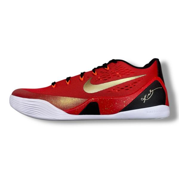 ブランド：NIKE（ナイキ）商品名：Kobe 9 Low Protro EM China/University Red型番：IH1400-600特徴：2014年に発売された通称“チャイナ”。オリジナルを再現した赤・金・黒の配色と、タン部分に...