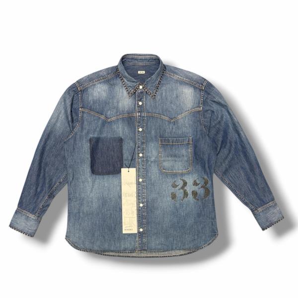 ブランド：KHOKI（コッキ）商品名：2026SS Hand-Embridered Denim Shirt型番：26ss-b-04特徴：右胸ポケットがあたかも外れてしまったかのように見せる、色の濃淡を残したパッチワーク風のデザイン左裾に施さ...