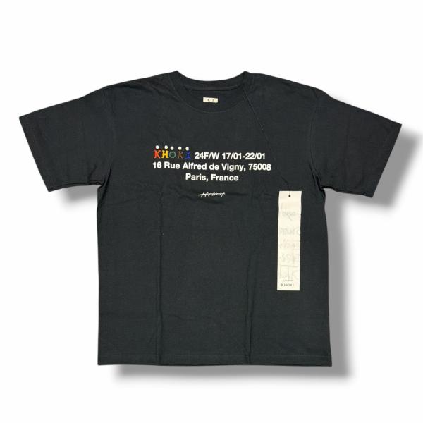 ブランド：KHOKI（コッキ）商品名：2024AW STAFF T-shirt 型番：24fw-t-03 特徴：フロントに24FWのパリ展示会情報（会場住所：16 Rue Alfred de Vigny, 75008 Paris, Fran...