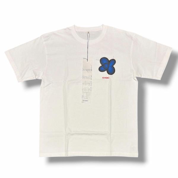 ブランド：KHOKI（コッキ）商品名：2024SS Where is the exhibition T-shirt型番：24ss-t-07-blue特徴：左胸にミッドセンチュリー期の色彩感覚から影響を受けたグラフィック（花のような有機的なモ...