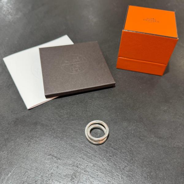ブランド：HERMES（エルメス）商品名：BAGUE VERTIGE ヴェルティージュリング 指輪 アクセサリー特徴：美しい曲線と高い指馴染みを両立しており、その洗練されたスタイルカラー：シルバーリングサイズ：8号素材：シルバー925100...