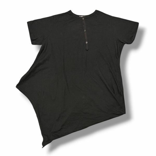 ブランド：Yohji Yamamoto POUR HOMME（ヨウジヤマモトプールオム）商品名：ヘンリーネックTシャツ型番：HZ-T10-073特徴：ヘンリーネック変形シルエット無地デザインカラー：ブラック表記サイズ：3肩幅：約40cm、着...