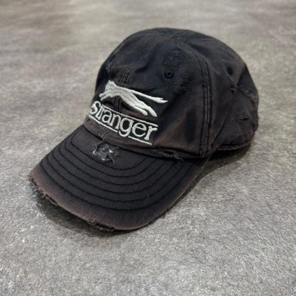 ブランド：Protocol Index（）商品名：STRANGER CAP ダメージ 刺〓キャップ特徴：ダメージ加工が特徴的アジャスター搭載でサイズ調整可能カラー：ブラック表記サイズ：F高さ：約8cm、つば：約6.5cm素材：コットン100...