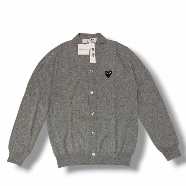ブランド：PLAY COMME des GARCONS（プレイコムデギャルソン）商品名：V-Neck Cardigan With Black Emblem型番：AX-N024特徴：ラムウールを使用したVネックカーディガン。表面がすっきりとし...