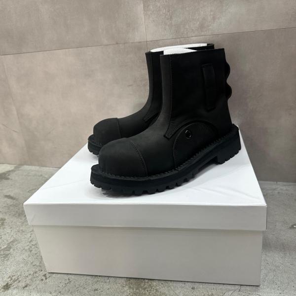 ブランド：DAIRIKU（ダイリク）商品名："Bruce" Suede Big Boots型番：25AW AC10特徴：スエードブーツビブラムソール独特なデザインカラー：ブラックJP靴サイズ：26cm素材：牛革付属品：箱商品状態：未使用品　...