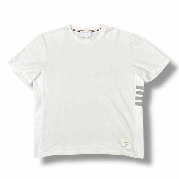 ブランド：THOM BROWNE（トムブラウン）商品名：2025SS 鹿の子 Tシャツ型番：V00369特徴：身頃サイドはリブ切替デザインクルーネック左裾パッチデザイン※（株）トムブラウン ジャパンの内タグ付き国内正規品カラー：ホワイト表記...