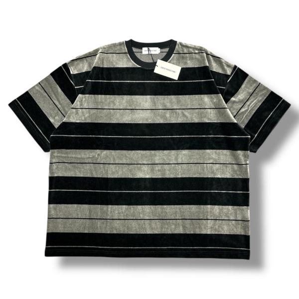 ブランド：COOTIE PRODUCTIONS〓（クーティープロダクションズ）商品名：2025SS Velour Border S/S Tee型番：CTE-25S328特徴：滑らかで上品な光沢を持つベロアでパネルボーダーを表現したオリジナル...