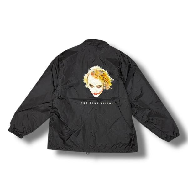 ブランド：WACKO MARIA（ワコマリア）商品名：2025AW THE DARK COACH JACKET(TYPE-1 )型番：TDKT-WM-BL02特徴：「クリストファー・ノーラン」監督が手がけたDCコミックのアメリカンコミック「...