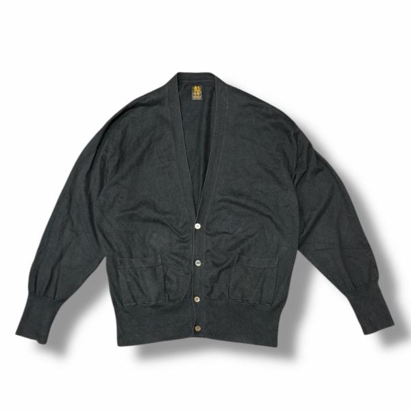 ブランド：BATONER（バトナー）商品名：V-neck Cardigan型番：BN-23SM-078特徴：Vネックフロントボタンポケット×2カラー：ブラック表記サイズ：L肩幅：約58.5cm、着丈：約67.5cm、身幅：約59cm、袖丈：...