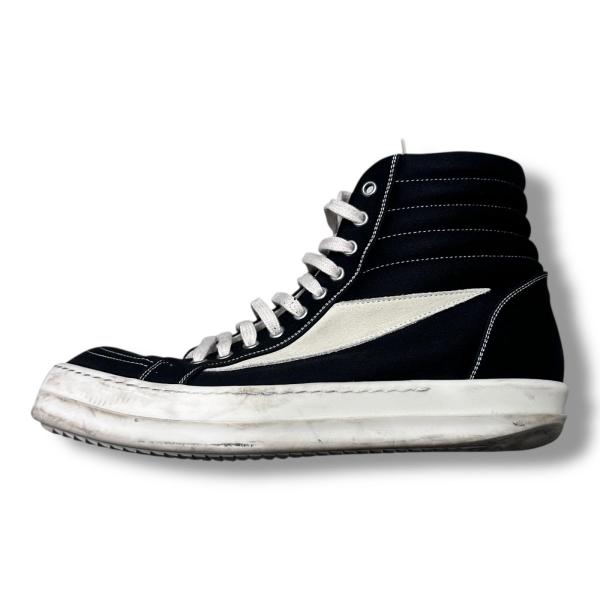 ブランド：DRKSHDW（ダークシャドウ）商品名：VINTAGE HIGH SNEAKS特徴：ヴィンテージスニーカーハイカットレースアップカラー：ブラック表記サイズ：43JP靴サイズ：27cm、US靴サイズ：43商品状態：ソールに擦れと汚れ...