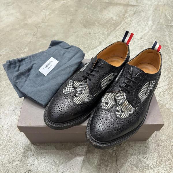 ブランド：THOM BROWNE（トムブラウン）商品名：レザー ウィングチップ シューズ特徴：ウィングチップレースアップウッドソール表記サイズ：8JP靴サイズ：26cm、US靴サイズ：8、高さ：約9.5cm、アウトソール：約30.5cm、ワ...