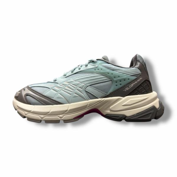 ブランド：PUMA（プーマ）商品名：Velophasis Metal Nylon型番：398261 02特徴：ヴェロファシスは、プーマの伝統的なパフォーマンスランニングシューズからインスピレーションを得たスニーカーです。2000年代のハイブ...