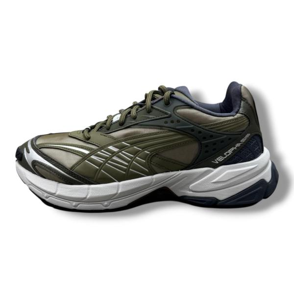 ブランド：PUMA（プーマ）商品名：VELOPHASIS METAL NYLON型番：398261-01特徴：ヴェロファシスは、プーマの伝統的なパフォーマンスランニングシューズからインスピレーションを得たスニーカーです。2000年代のハイブ...