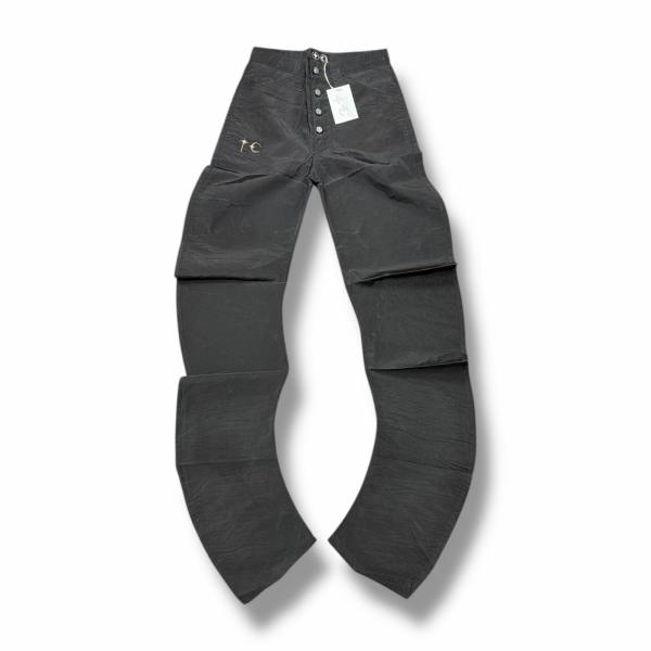 ブランド：THUG CLUB（サグクラブ）商品名：Scarred Parkour Pants型番：TC25PT0504特徴：フロントボタンフライ仕様サイドポケット×2バックポケット刺繍ロゴサイドブランドロゴバッジ参考上代：75900円カラー...