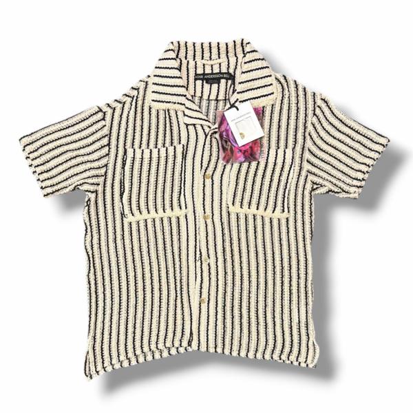 ブランド：Andersson Bell（アンダーソン ベル）商品名：SHEER STRIPE KNIT SHIRTS特徴：編み地にこだわりを感じるニットシャツ。軽やかな印象の一着。寒い時期はレイヤードで、暖かい時期は一枚でお楽しみください。...
