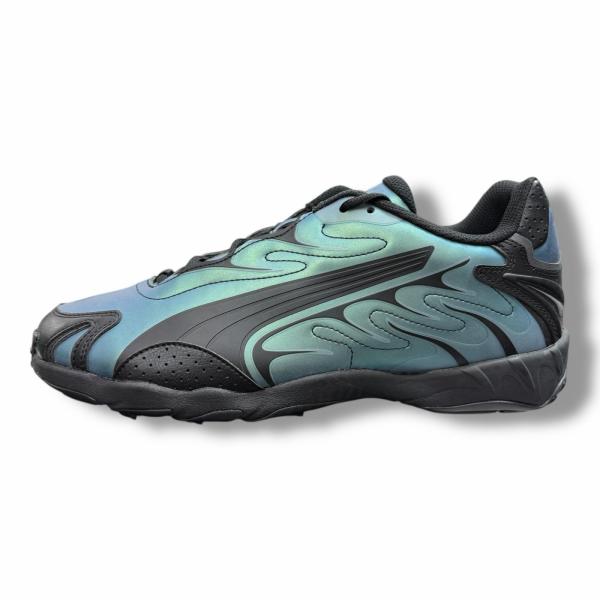 ブランド：PUMA（プーマ）商品名：INHALE COLOR SHIFTING型番：401665-01特徴：大胆なグラフィックと厚いソールのランニングシューズとして 2000年に発売された”インへイル”が戻ってきました。CMEVA素材を使用...