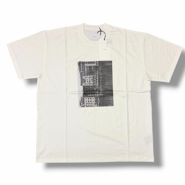ブランド：stein(ssstein)（シュタイン）商品名：2025SS Oversized Print Tee型番：ST.1172特徴：上質なコットン原料を使用した40/2のシルケット天竺を使用し製作を行なった本作。表面の上質な光沢感、素...