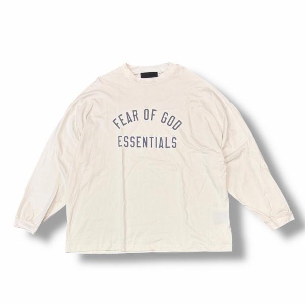 ブランド： FEAR OF GOD ESSENTIALS（フィアオブゴッド エッセンシャルズ）商品名：フロントアーチロゴカットソー特徴：クルーネックフロントロゴプリント袖口リブ仕様シンプルなデザインカラー：キナリ表記サイズ：L肩幅：約68c...