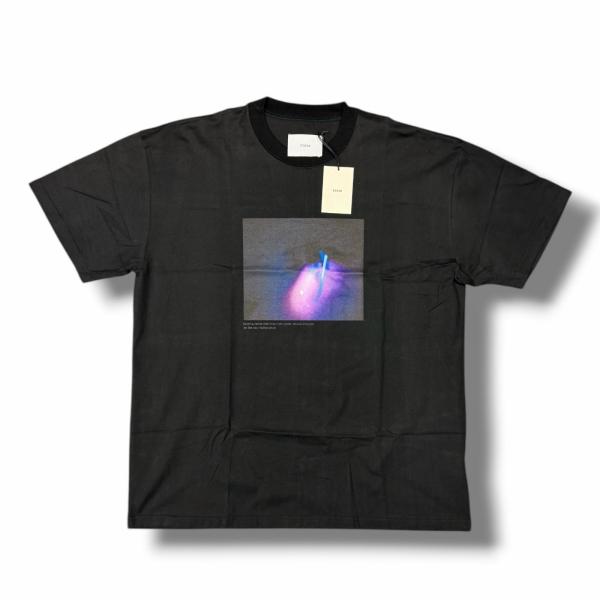 ブランド：stein(ssstein)（シュタイン）商品名：PRINT TEE [ MULTIPLICATION ]型番：ST.877特徴：上質なコットン原料を使用した40/2シルケット天竺を使用したプリントTEE。シルケット加工に加え、バ...