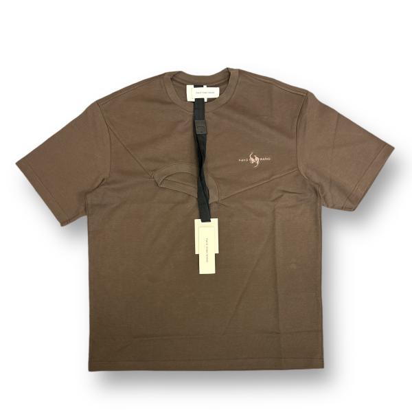 ブランド：Feng Chen Wang（フェンチェンワン）商品名：2-In-1 Tee Brown 型番：FMS17TS02特徴：2枚重ねたようなデザイン肉厚ボディー　参考上代：24200円カラー：ブラウン表記サイズ：M肩幅：約53cm、着...