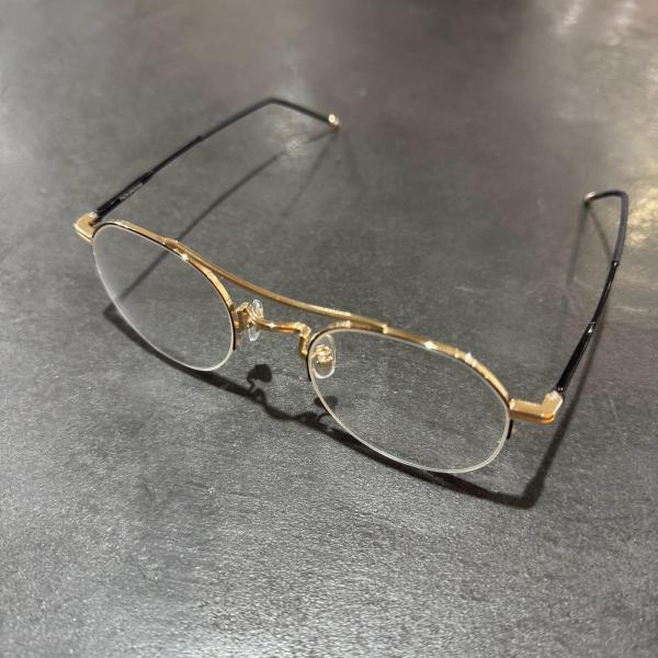 ブランド：THOM BROWNE（トムブラウン）商品名：ツーブリッチメガネ型番：TB-903-T01特徴：バーブリッジが足されることで生まれる見た目の“重さ”。下部をナイロールで構成することですっきりとした抜け感を生み出し、スッとまとまりま...