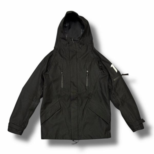 ブランド：11 by Boris Bidjan Saberi（ボリス ビジャン サベリ）商品名：バックロゴナイロンシェルジャケット特徴：バックロゴナイロンシェルジャケットボリスらしさを感じるテックデザインカラー：ブラック表記サイズ：F着丈：...