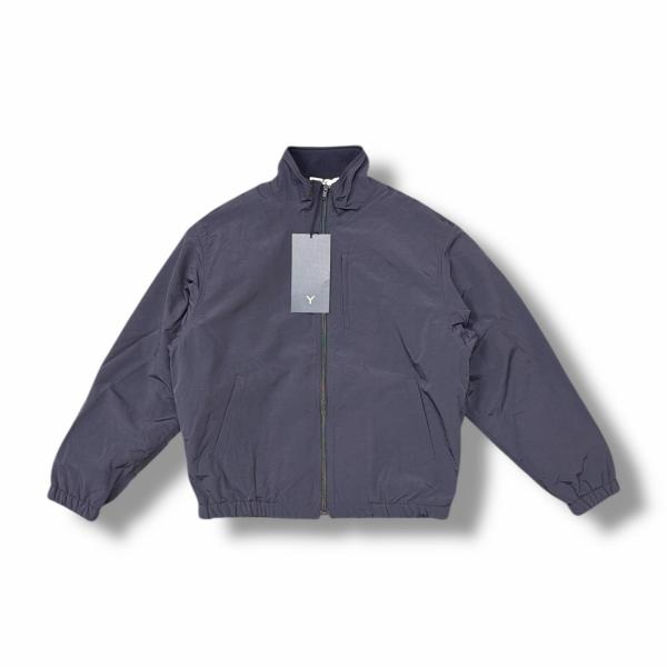 ブランド：Y（ワイ）商品名：RECYCLE NYLON TAFFETA FLEECE型番：165-4225362特徴：リサイクルナイロンを60%使用した生地を高密度でコンパクトにする超収縮糸で、しなやかさとハリ・コシ感を表現した防風・撥水の...