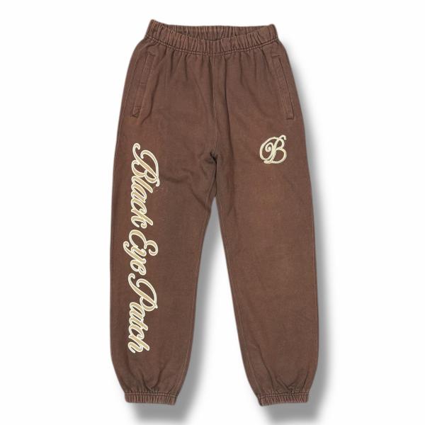 ブランド：BlackEyePatch（ブラックアイパッチ）商品名：スウェットパンツ特徴：裏起毛ウエストゴム、ドローコードフロントプリントサイド、バックポケットカラー：ブラウン表記サイズ：Mウエスト：約66-98cm、股上：約35cm、股下：...