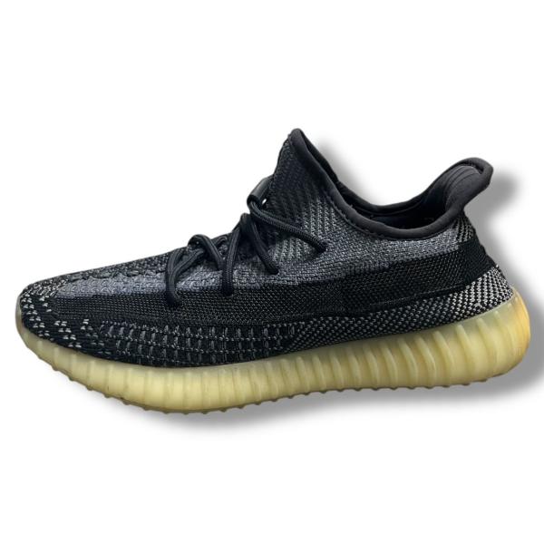 ブランド：adidas（アディダス）商品名：YEEZY Boost 350V2 Carbon型番：FZ5000特徴：アディダス オリジナルスとKANYE WEST氏とのコラボレートコレクション「adidas + KANYE WEST」から「...