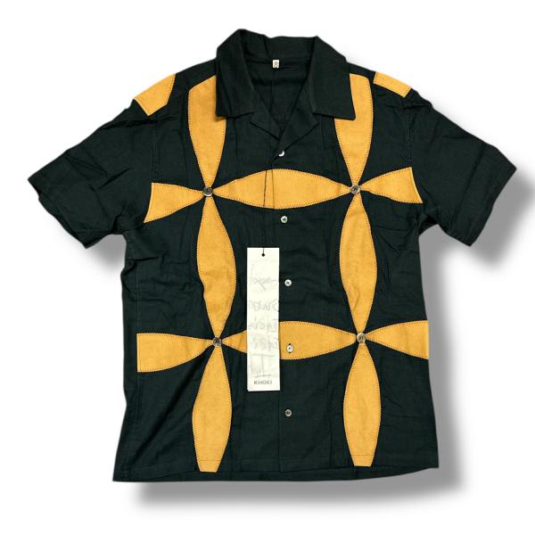 ブランド：KHOKI（コッキ）商品名：2023SS BUTTON FLOWER SHIRT型番：23ss-b-06-PI特徴：印象的なボタンフラワーデザインオープンカラーフロントボタン仕様ボックスカットコットンとスウェードの切替カラー：ブラ...