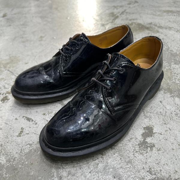 ブランド：Dr.Martens（ドクターマーチン） × BEAMS（ビームス）商品名：パテント 3eye特徴：クラシカルな雰囲気漂うDr.MartensのRay BEAMS別注モデル。2種類のシューレースがついており、リボンに変えるだけでが...