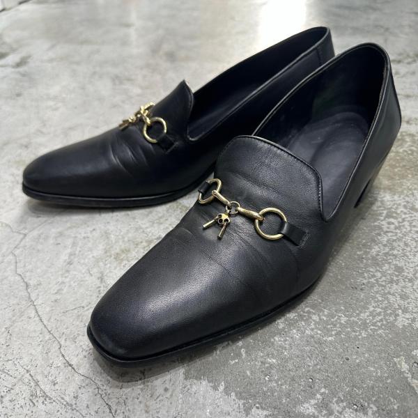 ブランド：Needles（ニードルス）商品名：Heeled Opera Bit Vamp特徴：美しいフォルムのヒールシューズを、スリッポンのオペラヴァンプのデザインでアレンジした定番シューズ。アッパーには繊細なビット飾りが施され、華やかな印...