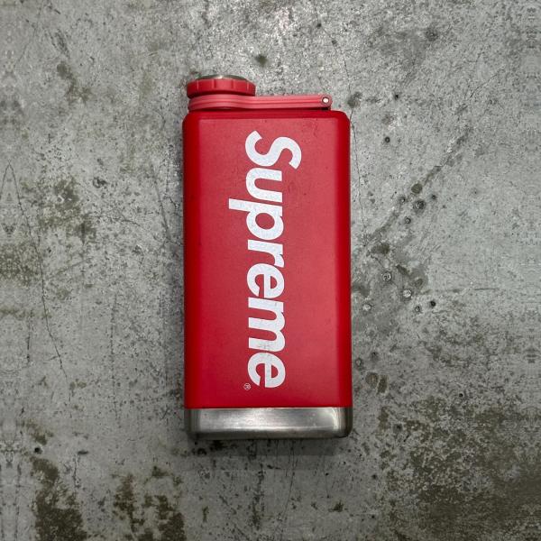 ブランド：Supreme（シュプリーム） × Stanley（スタンレー）商品名：2017SS Adventure Flask 236ml特徴：確かなもの、本物は時代に関係なく愛用され続ける」というポリシーの元に高い耐久性と機能性を兼ね備え...