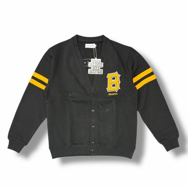 ブランド：BlackEyePatch（ブラックアイパッチ）商品名：2024SS JAGGED B LOGO SWEAT CARDIGAN型番：BEPSS24CS18特徴：スポーツチームからインスパイアされたグラフィックがサガラ刺繍で施された...