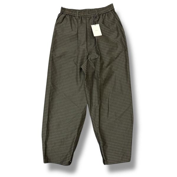 ブランド：stein(ssstein)（シュタイン）商品名：WIDN BREAKER EASY TROUSER型番：ST.677特徴：ウエストドローコード搭載でイージー仕様フロントジップフライワイドテーパードシルエット裾ジップあり参考上代：...