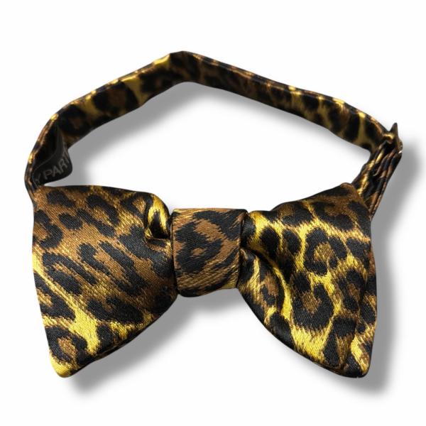 ブランド：WACKO MARIA（ワコマリア）商品名：LEOPARD BOW TIE特徴：しなやかで艶のあるシルク100%の生地にジャガード織りでレオパード柄をデザインしたワコマリアのオリジナルボウタイ。程よく厚みを持たせた結び目が美しい蝶...