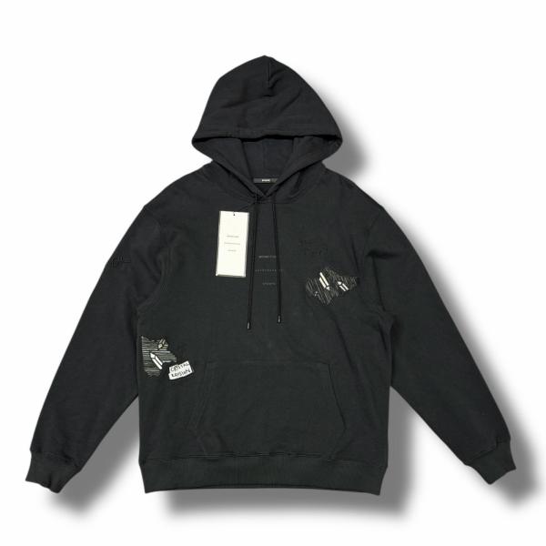 ブランド：STAMPD（スタンプド）商品名：× Daniel Arsham AHS Eroded Hoodie特徴：刺繍パーカーフード部分ドローコード搭載カラー：ブラック表記サイズ：L肩幅：約56cm、着丈：約70cm、身幅：約60cm、袖...