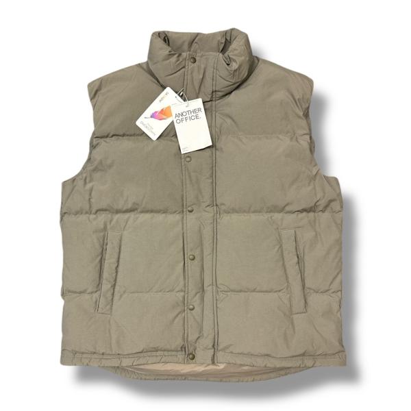 ブランド：ANOTHER OFFICE（アナザーオフィス）商品名：STROLLER DOWN VEST型番：AODWDW304特徴：フロントダブルジップにスナップボタン留めの比翼スタンドカラー裾ドローコード搭載サイドポケットありシンプルなデ...