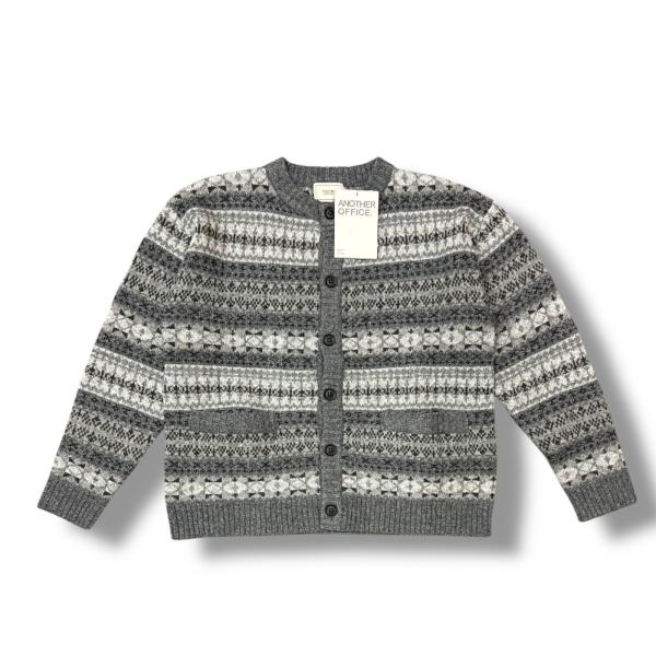 ブランド：ANOTHER OFFICE（アナザーオフィス）商品名：Grandma Fairisle Cardigan型番：A0EFKN002M001特徴：フロントボタンフロントポケット×2袖、裾リブ仕様参考上代：19800円カラー：モノクロ...