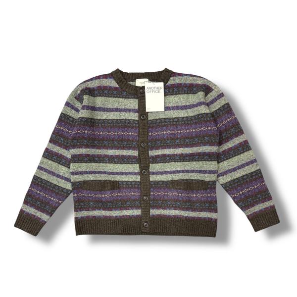 ブランド：ANOTHER OFFICE（アナザーオフィス）商品名：Grandma FairIsle Cardigan型番：A0EFKN002BP特徴：フィット感 : レギュラーフロント : シングルボタントップス丈 : ベーシック/ハーフ丈...
