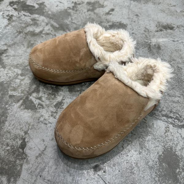 ブランド：UGG（アグ）商品名：ANDERS型番：1158174特徴：南カリフォルニアを拠点とするグローバルライフスタイルブランド＜UGG〓（アグ）＞発、驚くほどの心地良さと暖かさをもたらす主役級スリッパのアンダースが新登場。アッパーに軽く...