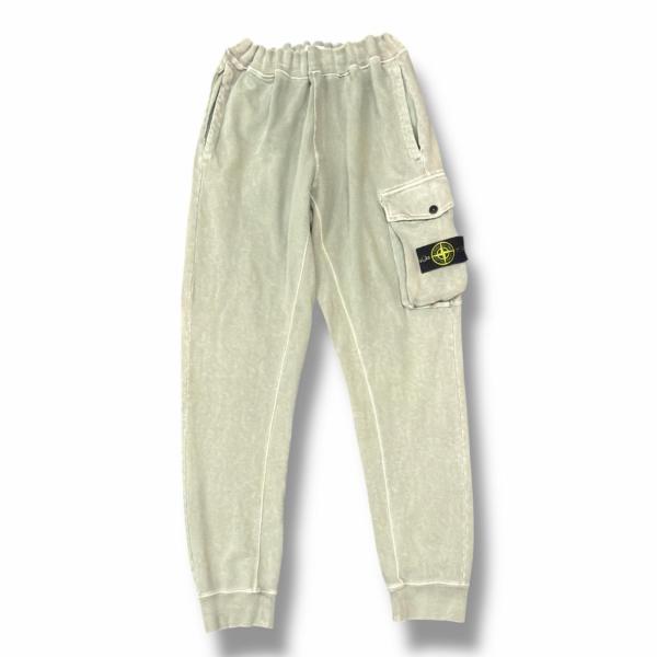 ブランド：STONE ISLAND（ストーンアイランド）商品名：2019SS Sweat Jogger Pants型番：701565760特徴：ガーメントダイ（製品染め）加工が施されており、独特の風合いと色合いが特徴ストーンアイランドの象徴...