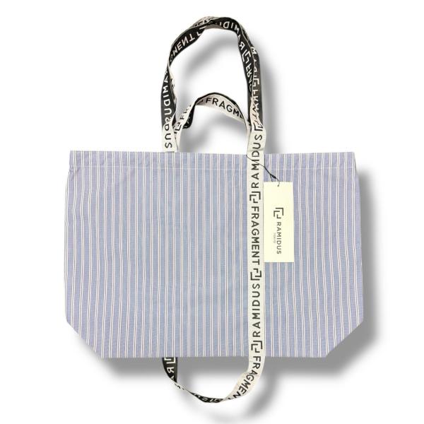 ブランド：RAMIDUS（ラミダス） × FRAGMENT DESIGN（フラグメントデザイン）商品名：2025SS SQUARE TOTE BAG特徴：ストライプ柄 × ロゴテープのハンドルで、さりげなくブランドらしさを演出アウターポケッ...